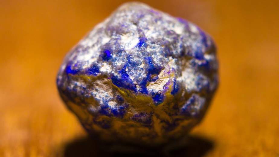 Cutting a blue pea nobby opal